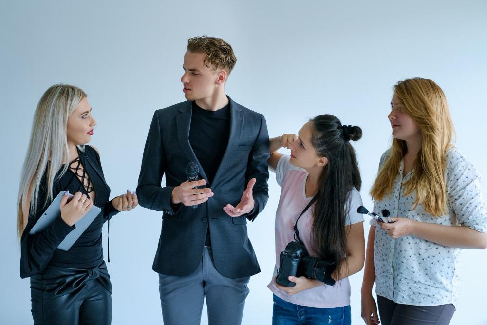 What Is the Role and Importance of Body Language in Communication? - Bitely